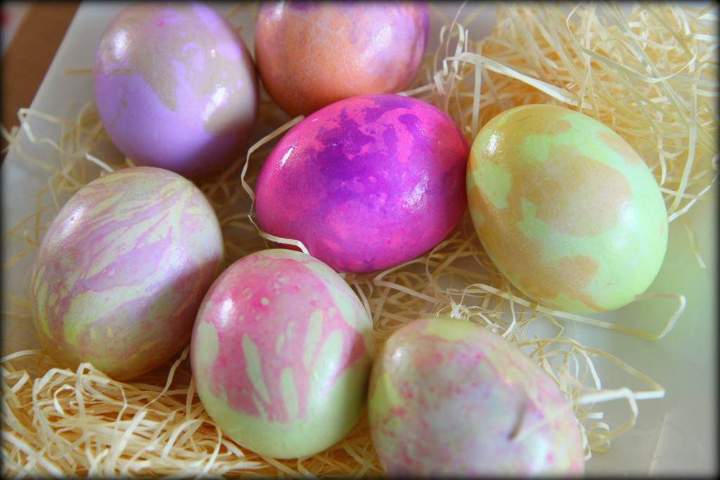 Crafting Fun: Marbleized Easter Eggs - MomAdvice